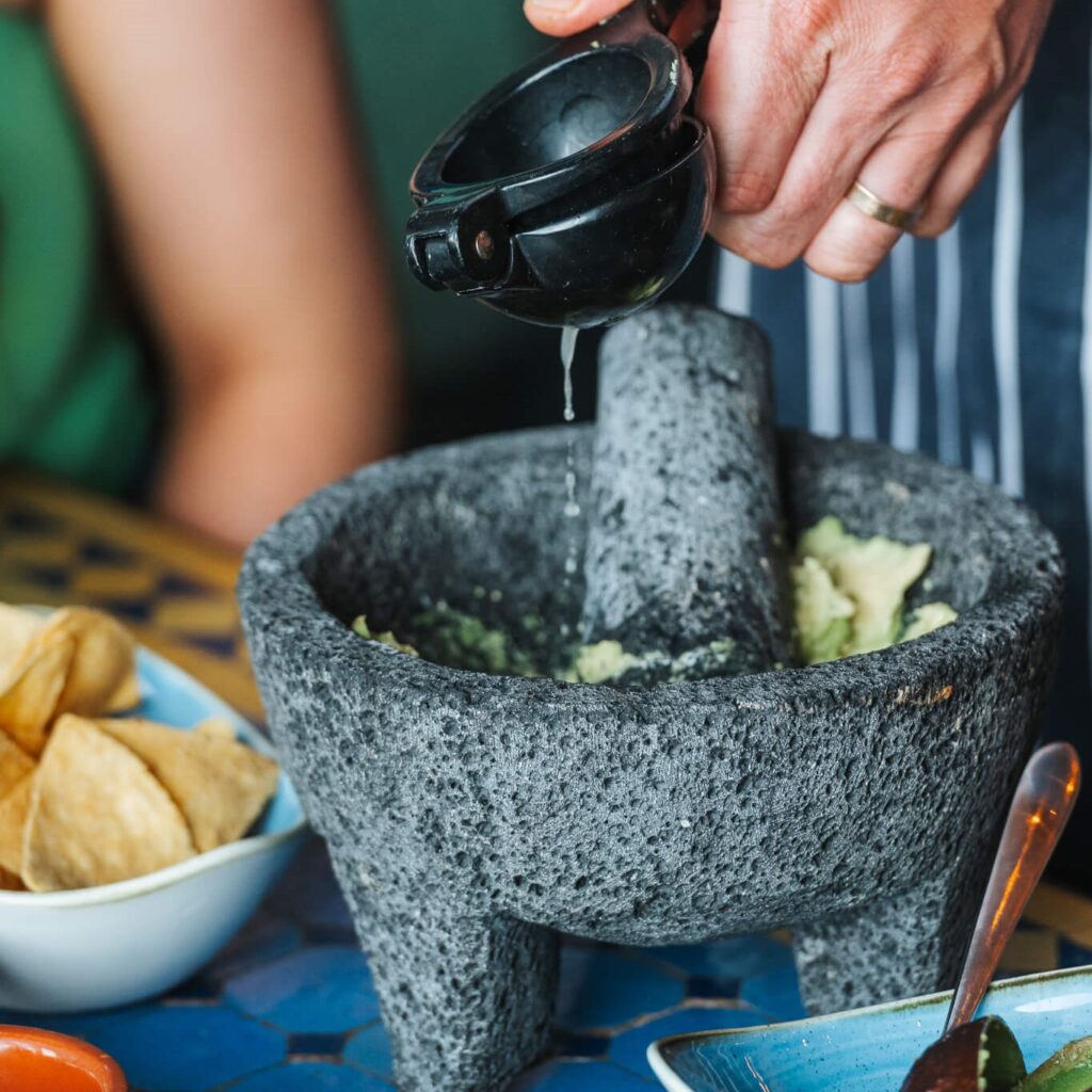 How to Make Guacamole - Revolución de Cuba
